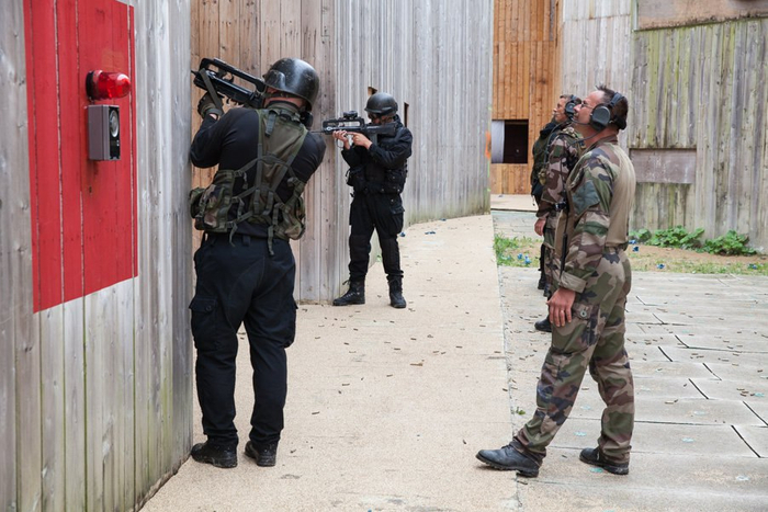 城市作战的成败难定，法国建造庞大的建筑群猛练巷战技能|作战|法国|受训者_新浪新闻