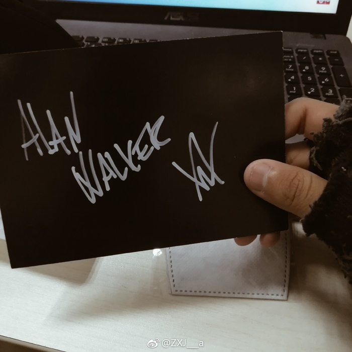 礼物和签名终于到了，Alan Walker 一生推😎
