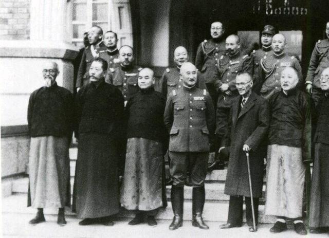 都是汪伪国民政府的军队，华北伪军为什么不用“青天白日”？