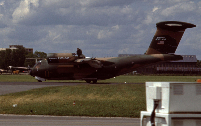 亮相巴黎航展的波音YC-14运输机 技术先进依然没有淘汰C-130_新浪新闻