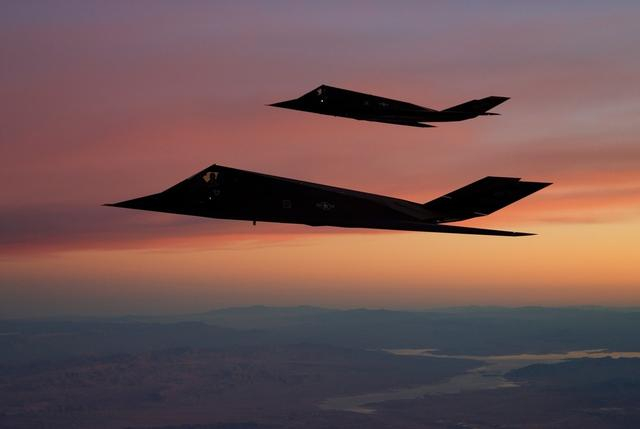 F-117海军版横空出世，5倍战斗力，接班F-35担任美军未来攻击机|雷达|海湾战争|战斗机|攻击机|夜鹰_新浪新闻