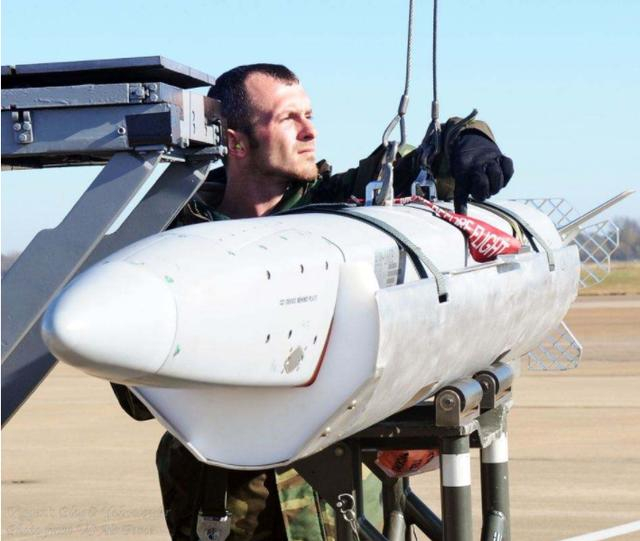 什么是MALD空射诱饵弹？承担4种任务，不只是防御这么简单！_新浪新闻