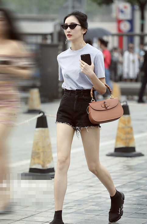 街拍，第七位美女穿白衬衫露肩膀纹身，个性又霸气，真是牛掰