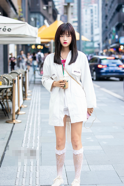 街拍，第七位美女穿白衬衫露肩膀纹身，个性又霸气，真是牛掰