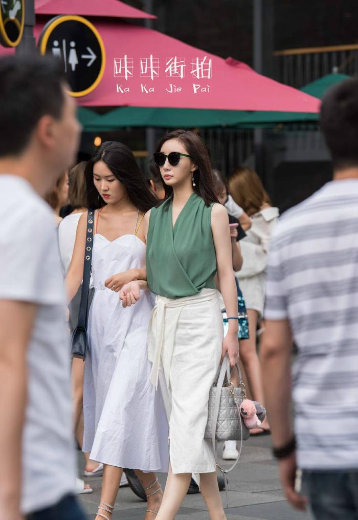 街拍美女,气质美女逛街,浑身散发着迷人的魅力