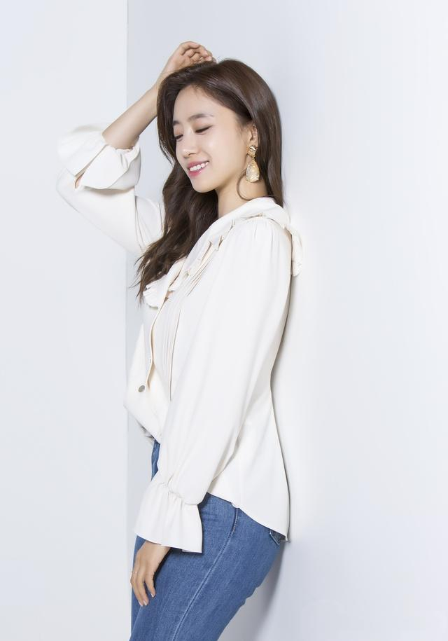 她8岁就以儿童演员身份出道，是Tara的第一任队长