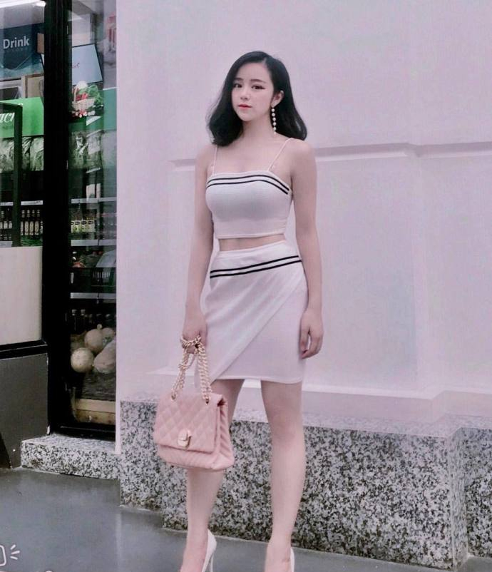 街拍：俊美气质型的小姐姐，身姿丰腴性感精致有女人味！|小姐姐|气质型|身姿_新浪新闻