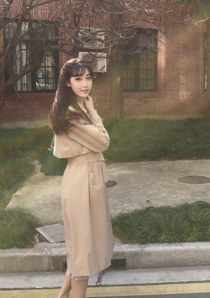 美女校花爱吃鸡 空中乘务员 97年 身高173cm 体重50kg 喜欢玩吃鸡 腿