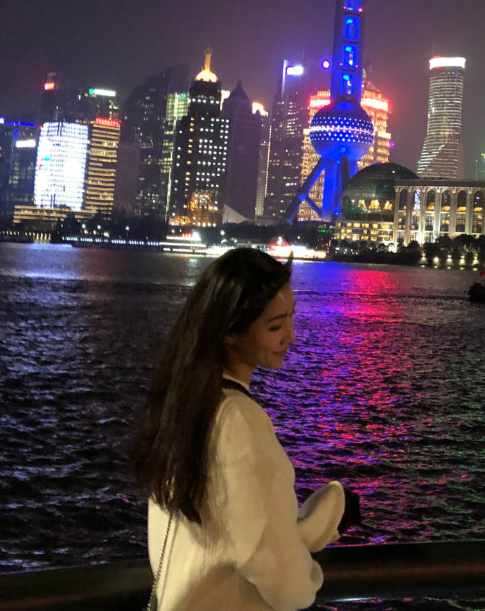 美女校花爱吃鸡 空中乘务员 97年 身高173cm 体重50kg 喜欢玩吃鸡 腿