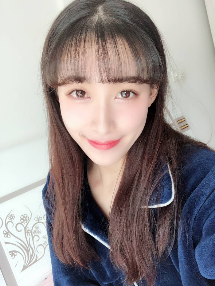 美女校花爱吃鸡 空中乘务员 97年 身高173cm 体重50kg 喜欢玩吃鸡 腿