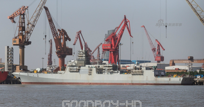 首艘055万吨大驱最新高清大图，多处生锈，看来还要再刷一遍漆