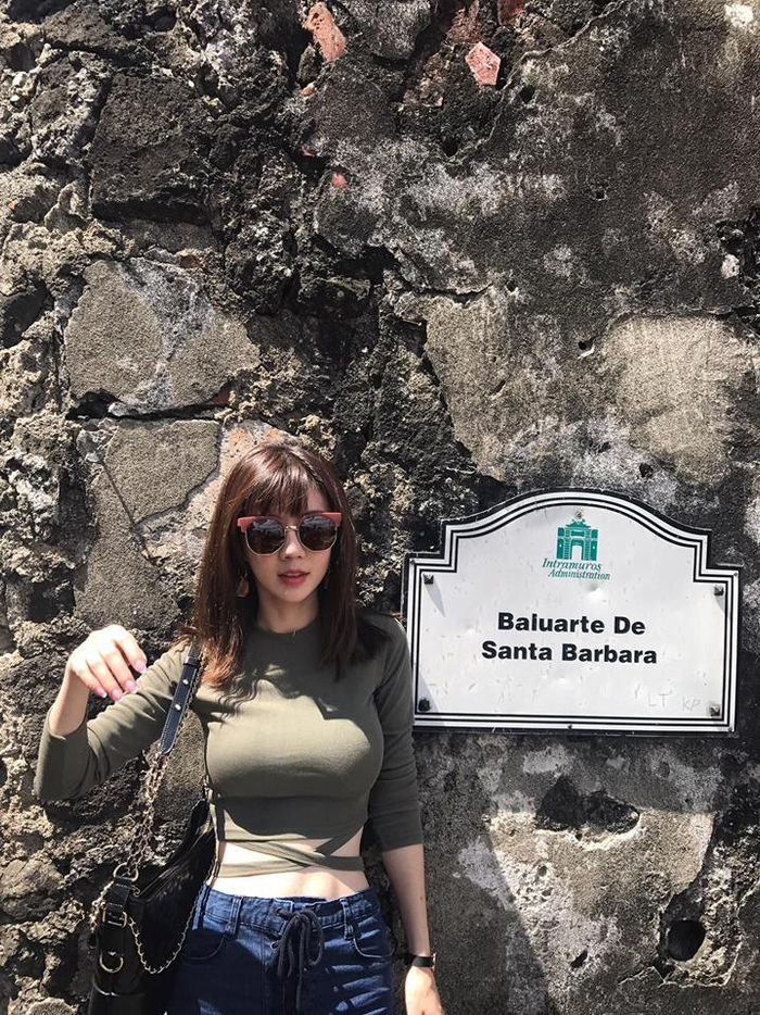 甜美空姐Qbee张比比机上拍照，笑容迷人身材更把制服撑变形！