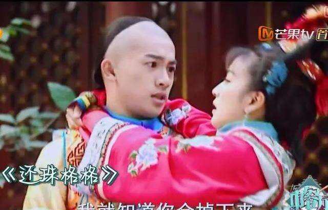 一个在诉苦，一个在心疼，苏有朋对赵薇还是一如往昔的那么宠溺