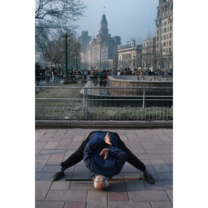 80年代末，在上海外滩早锻炼的81岁老爷爷（by Steve McCurry