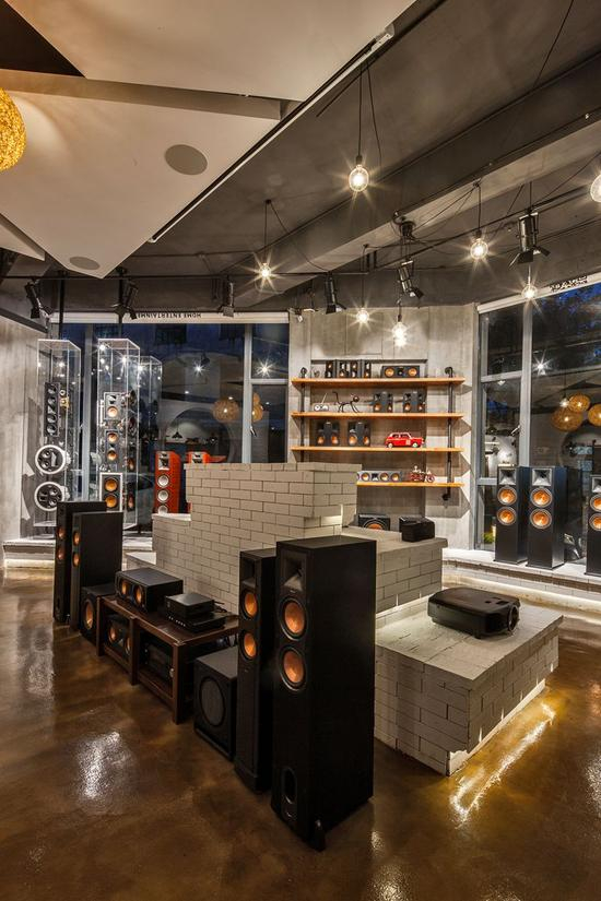 家庭式音响店超大气 工业风和原木元素打造freestyle|设计大赛|原木|视听室_新浪新闻