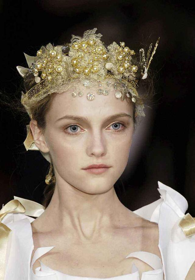 天生一副无辜样貌，被誉为“T台上的洛丽塔”，这颜你沦陷了吗？|洛丝亚|弗拉达|洛丽塔_新浪新闻