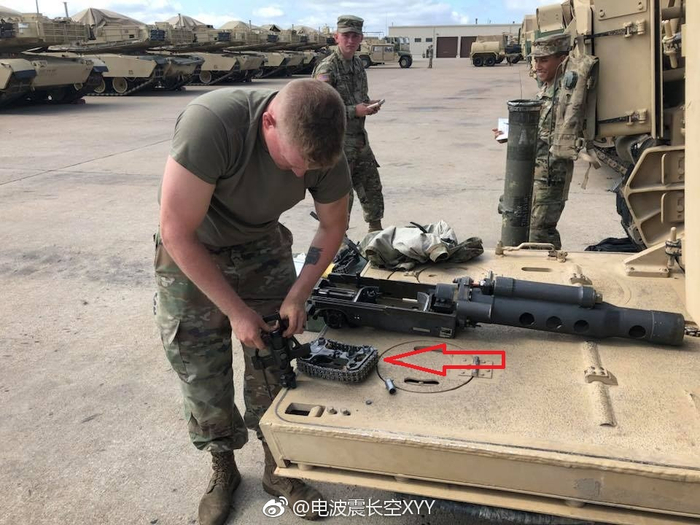 第一骑兵师的M2A2步战车装备的M242大毒蛇链炮维护