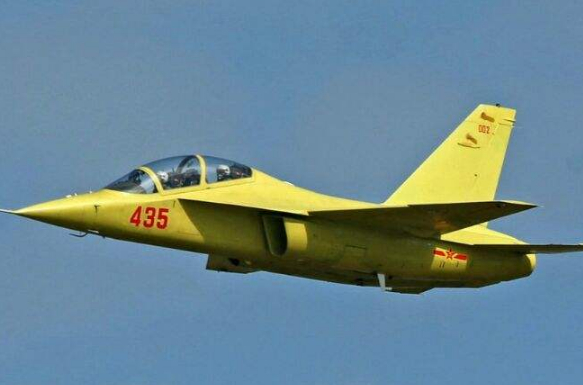 飞行员培训超贵，等于自身体重的黄金，中国教练机立大功