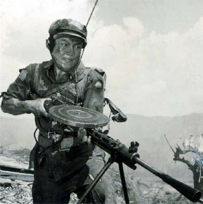 1938年，苏联两次售华当时世界最先进DP-28转盘轻机枪，共2600挺