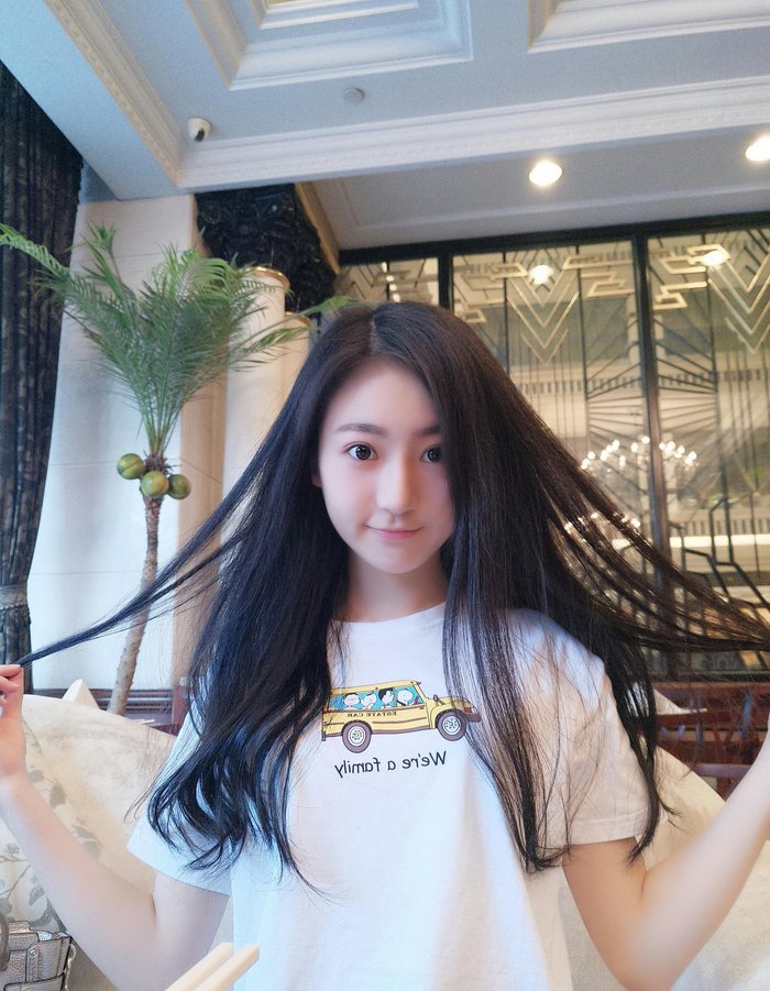 漂亮又性感还接地气的美女校花 寇函嘉 艺考生 身高167cm 体重44kg 爱__财经头条