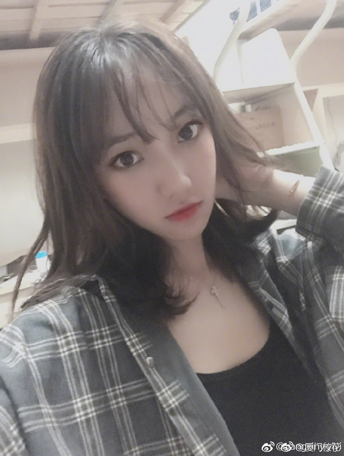 她叫杨心怡，00年，就读于华侨大学，身高172cm，酷酷的女生