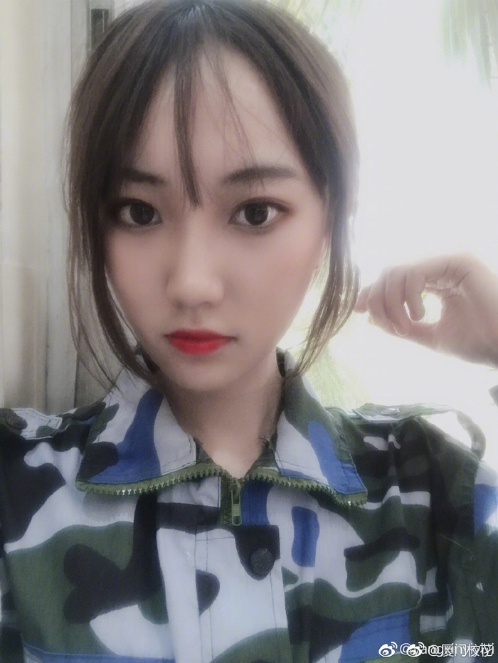 她叫杨心怡，00年，就读于华侨大学，身高172cm，酷酷的女生