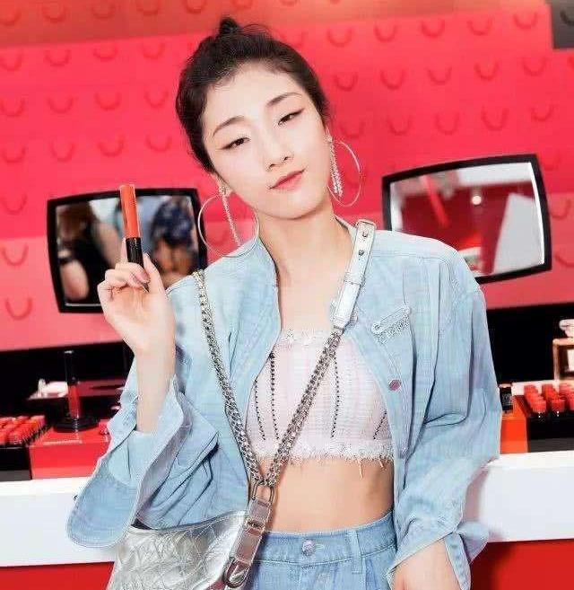 Yamy的丹凤眼细长眉，突显了典型东方女人的独特气质！