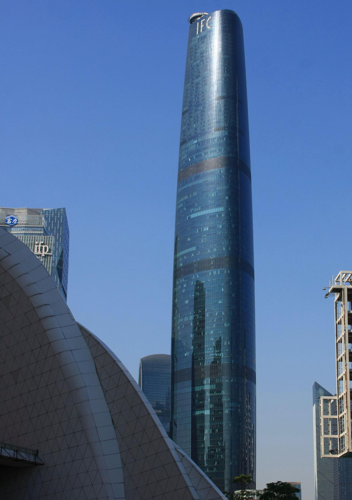 生活在广州 行走于花城广场 体验大都市的高度