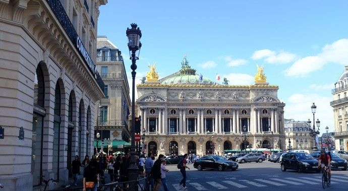 巴黎歌剧院，一座新巴洛克风格的建筑，巴黎标志之一