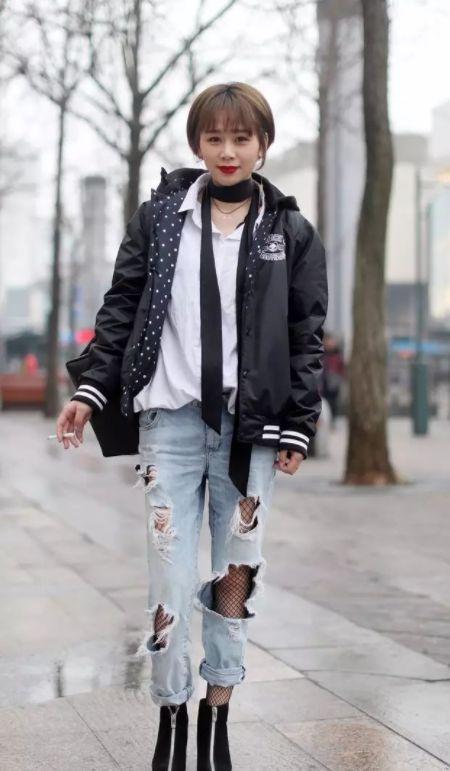 街拍：图4身材匀称的熟女，拍照姿势尽显妩媚，肤白貌美气质佳