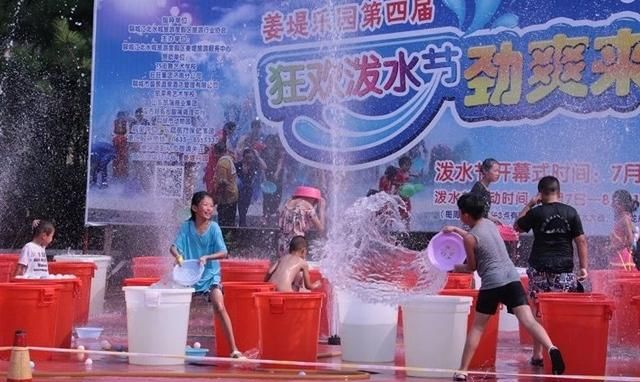 聊城泼水节掠影：小男孩一丝不挂打水仗，樱花小姐姐助阵脸羞红|小姐姐|泼水|樱花|小男孩|衣服_新浪新闻