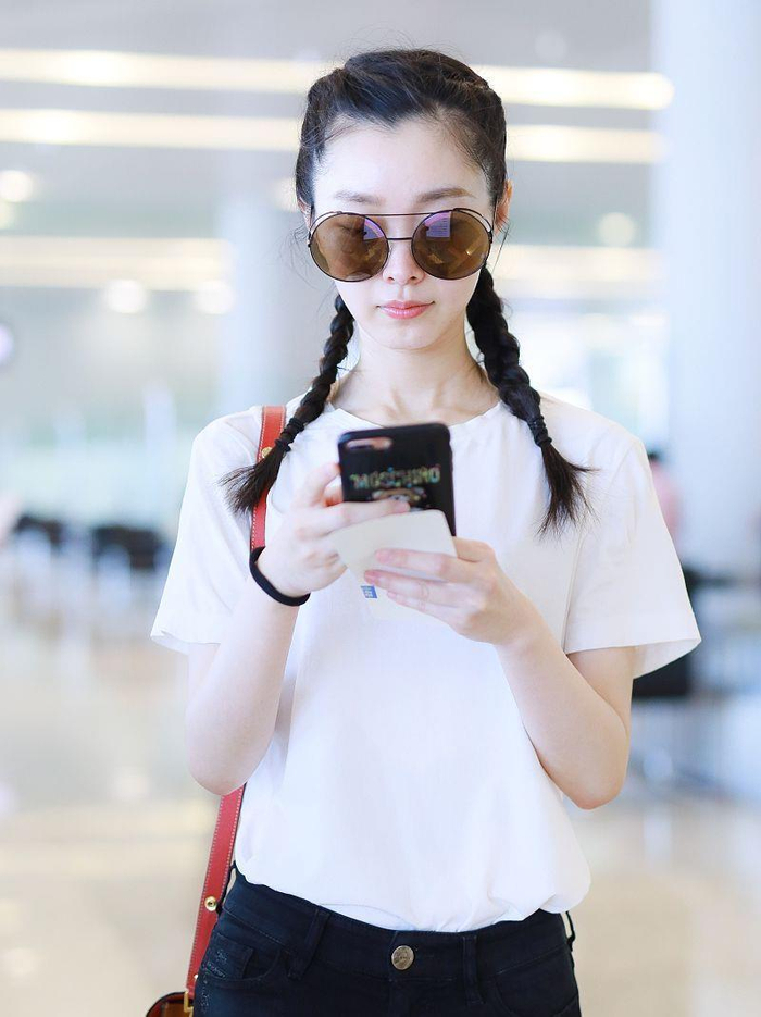 宋轶这双腿可真迷人！白T恤搭紧身牛仔裤，扎两麻花辫比腿还好看