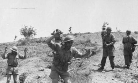 珍贵老照片：汪伪政权在武汉召开的“国民大会”的主席台