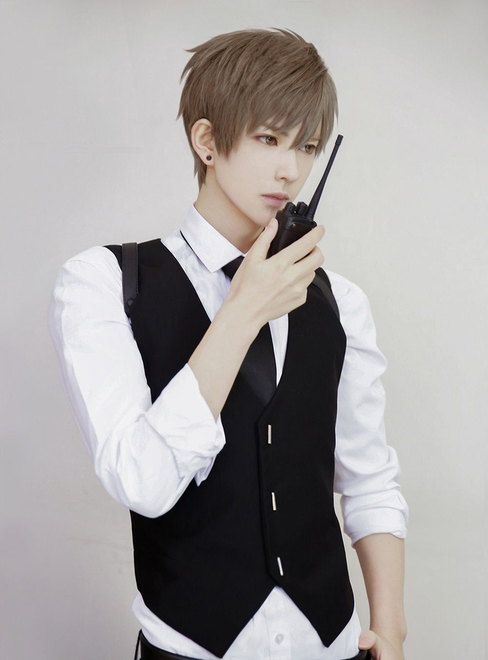 这个女孩是专业的coser，人气超高，素颜的她颜值不输小鲜肉！