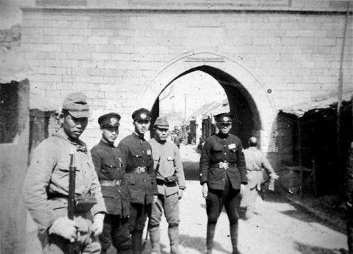 一组日军侵华时伪军照：伪军和侵华日军站一起，气焰比日军还嚣张