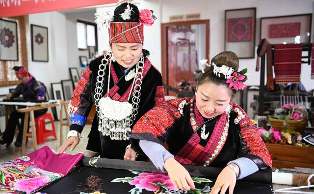 苗家女子20岁北漂，十年后返乡创业，将苗绣卖到海外年入两千万