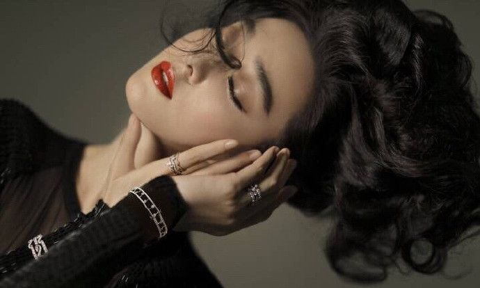 范冰冰登时尚封面 佩戴珠宝出镜明艳照人 网友：这颜值绝了