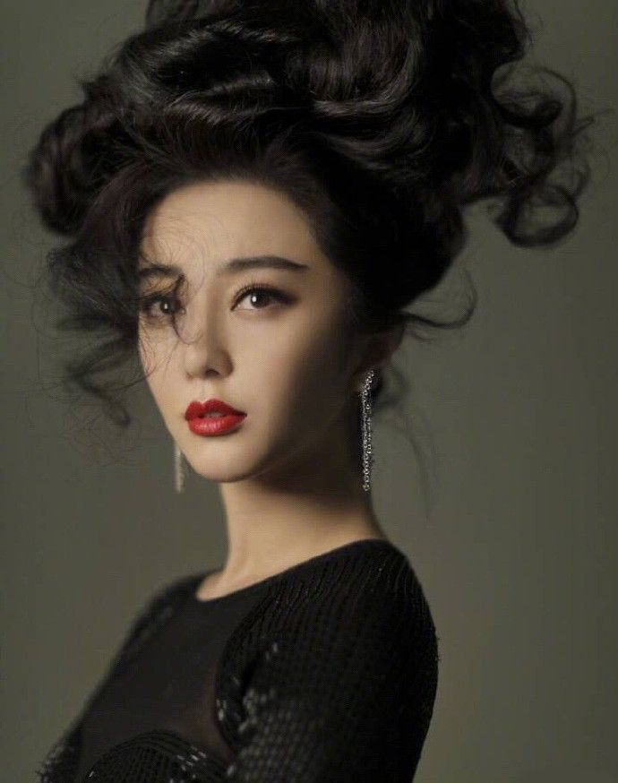 范冰冰登时尚封面 佩戴珠宝出镜明艳照人 网友：这颜值绝了