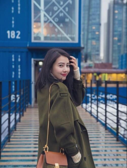 气质女神高圆圆生活照曝光，清新脱俗，大长腿迷人！