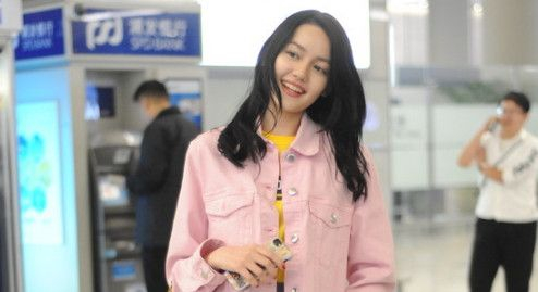 李诗颖甜美亮相机场，混血面孔惊艳吸睛