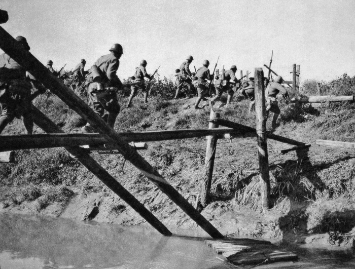 淞沪会战老照片，当时的日军头目合影，攻占同济大学真实场景如下