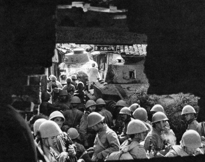 淞沪会战老照片，当时的日军头目合影，攻占同济大学真实场景如下