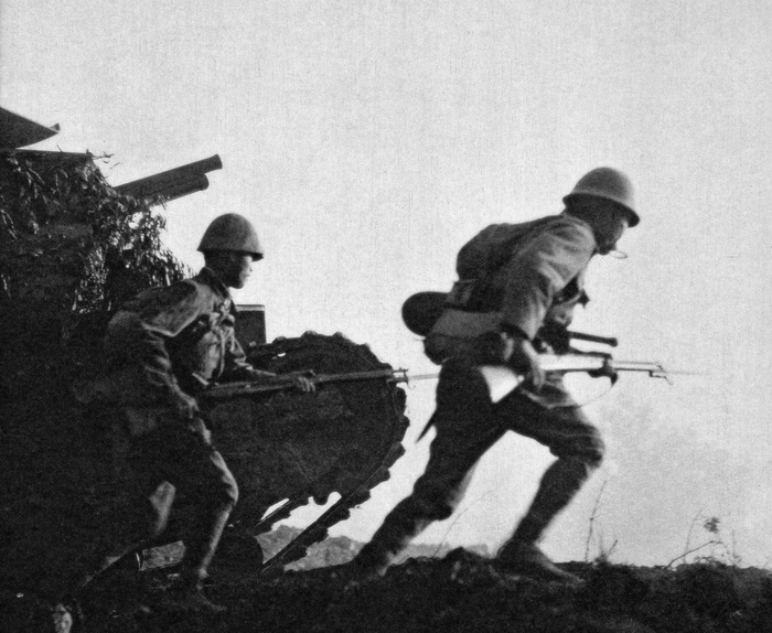 淞沪会战老照片，当时的日军头目合影，攻占同济大学真实场景如下