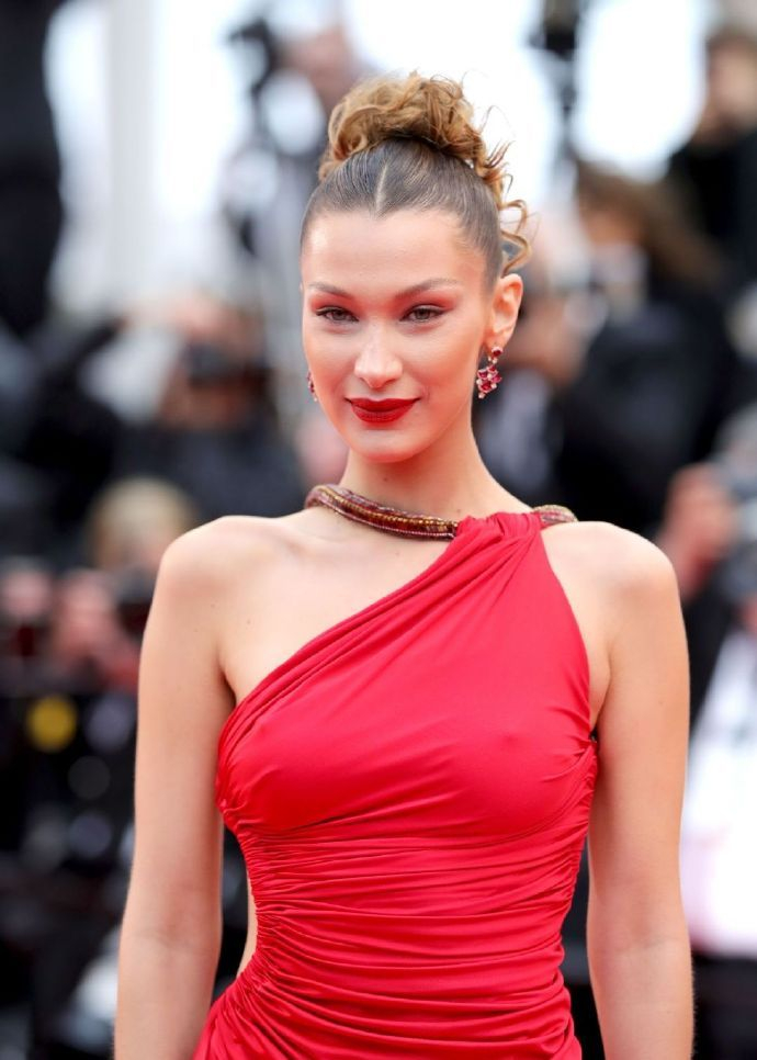 Bella Hadid 现身红毯《Pain And Glory》首映，穿红色超美的