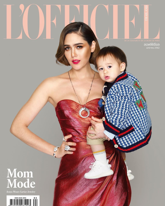 秀美的五官，泰星Chompoo悄然各位看官老小四口齐登忽视好