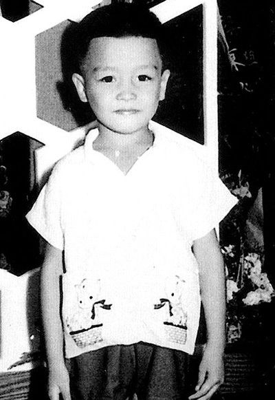 “张国荣”童年罕见照，从小就帅气可爱，图3是5岁时和母亲潘玉瑶