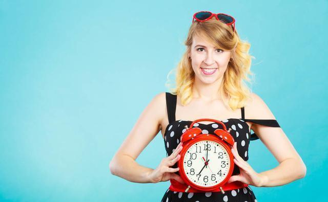 不要再把“在中午”说成“at noon”啦！你理解错了|例句|卡片|英语|时间段|英文_新浪新闻