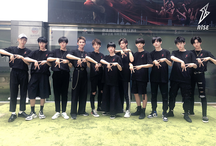 R1SE惊喜派送温暖福利 模仿经典表情包搞笑连连