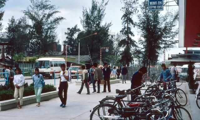 1984年的深圳，罕见街拍老照片，这才是84年的日常生活