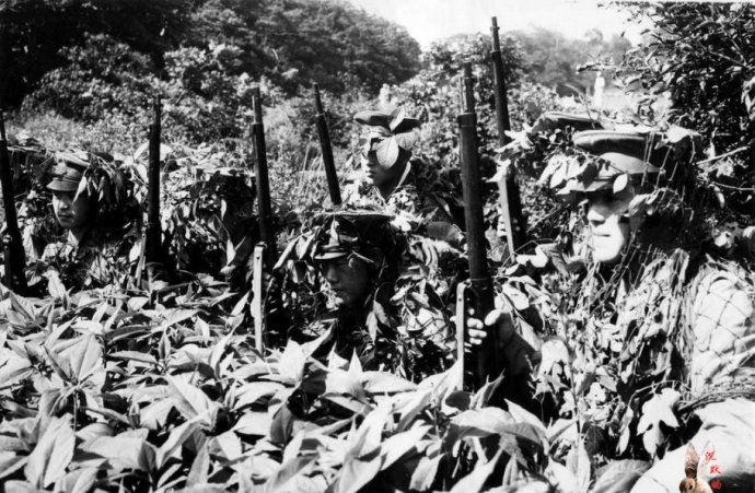 1937年，惨烈的淞沪会战老照片，国军坦克与日军巷战